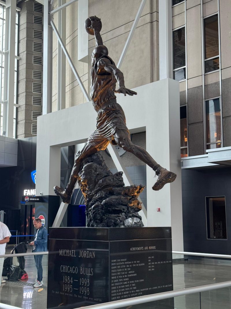 Visiting the Michael Jordan Statue and the Bulls Shop in Chicago 🏀 ...