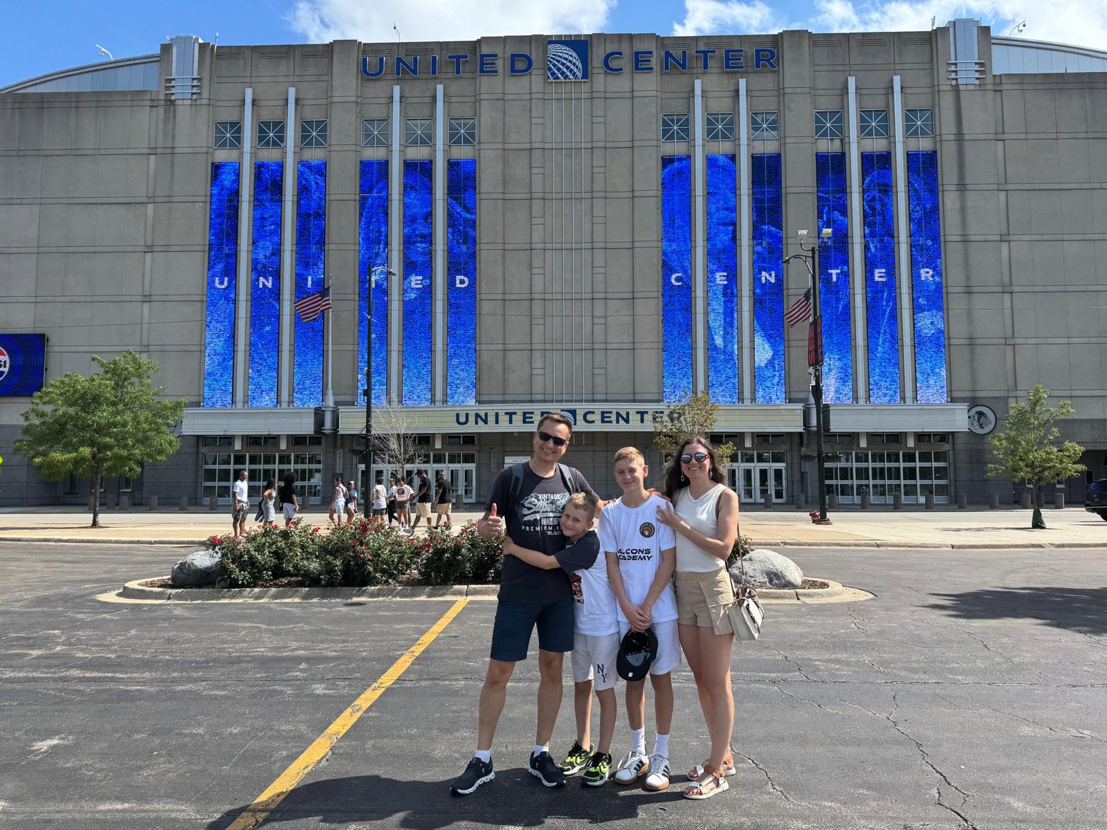 Visiting the Michael Jordan Statue and the Bulls Shop in Chicago 🏀 ...